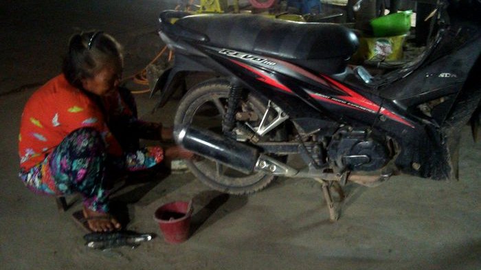 Kisah Wanita Tukang Tambal Ban Asal Palembang, 36 Tahun Dicibir dan ...