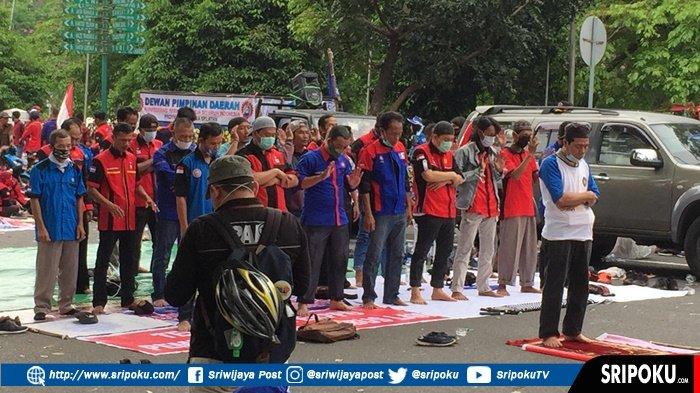 Kumandangan Azan Dari Mobil Komando Massa Aksi Gelar Salat Zuhur