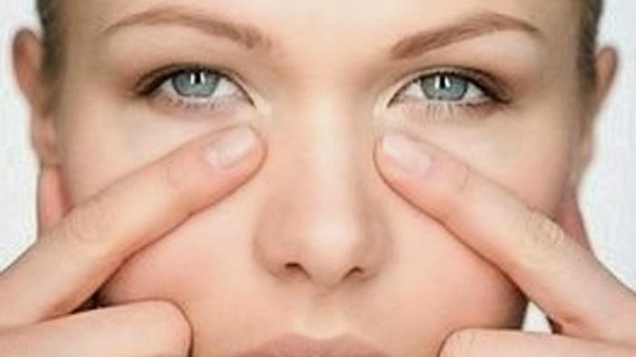 5 Cara Hilangkan Kantung Mata Tanpa Perawatan Mahal, Praktis Cukup ...