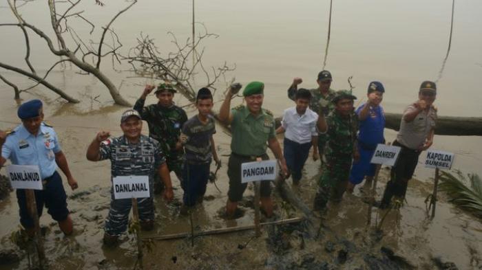 Lindungi Pesisir, Korem Tanam Tiga Ribu Pohon Mangrove - Sripoku.com