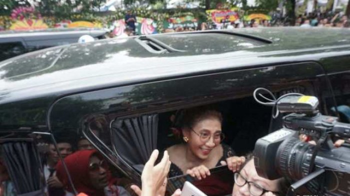 Gaya Menteri Susi di Nikahan Kahiyang Ayu, Angkat Rok Lari-lari ...