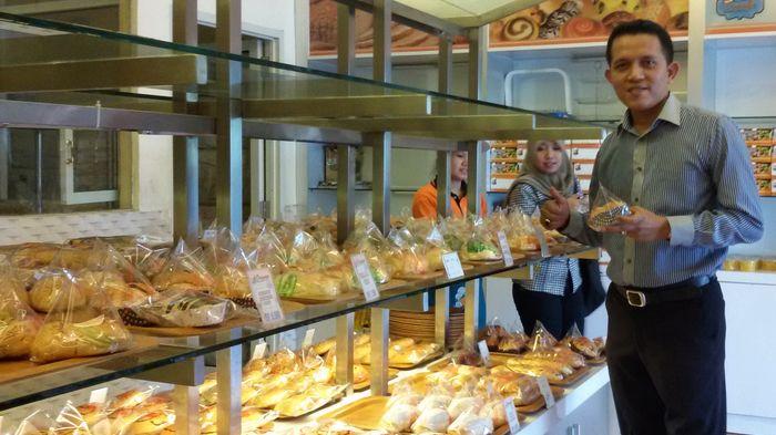 Orange Bakery Mampu Jual Roti 10 Ribu per Hari - Sripoku.com