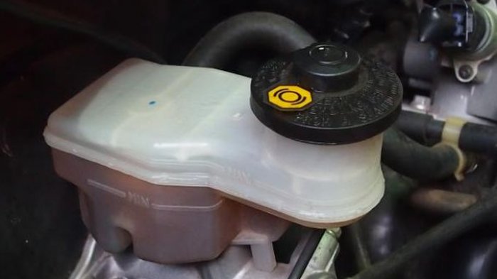 Kapan Harus Ganti Minyak Rem pada Mobil? - Sripoku.com