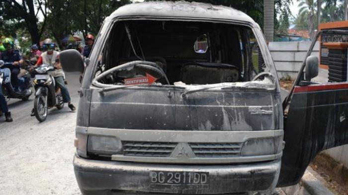 Mobil Durian Hangus Terbakar - Sripoku.com
