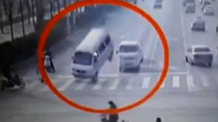 VIDEO: Aneh Bin Ajaib, Beberapa Mobil Melayang Sendiri Saat di Jalan ...