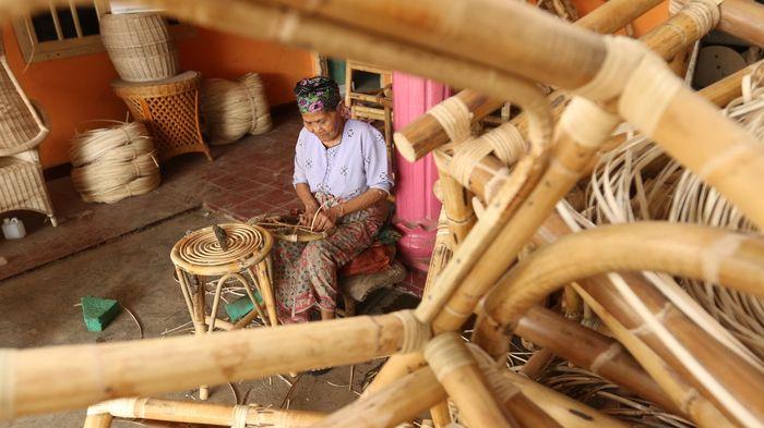 15 Tahun Mengais Rejeki dari Menganyam Rotan - Sripoku.com