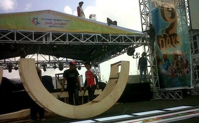 Pembangunan Panggung Hiburan di Wisma Atlet (Foto) - Sripoku.com