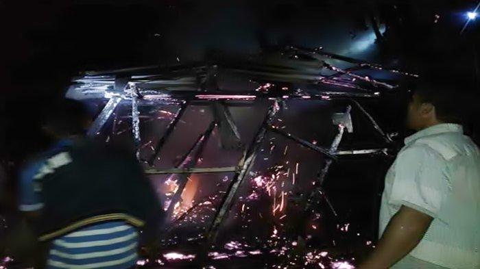 Rumah di Desa Ulu Danau Sindang Danau OKU Selatan Terbakar Saat ...