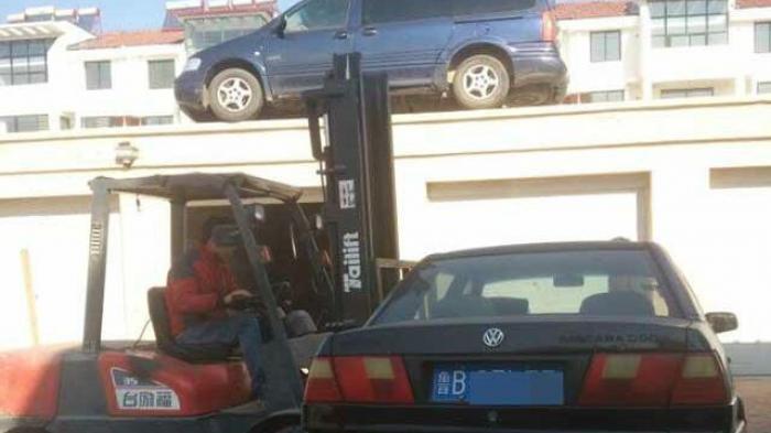 Parkir di Depan Garasi Orang, Dua Mobil Ini Diangkat Sampai ke Atas ...