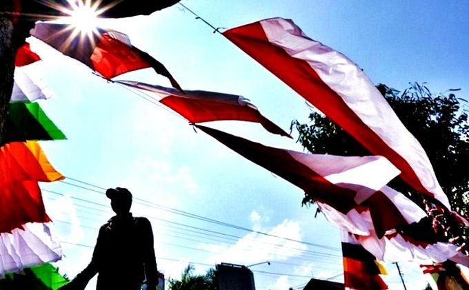 Rela Tidak Berlebaran Demi Berdagang Bendera - Sripoku.com