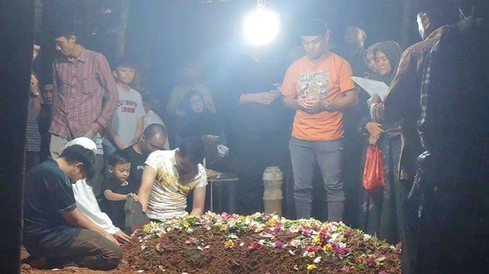 Anak Suami Antar Lilik Setio Rini ke Tempat Peristirahatan Terakhir, Isak Tangis Warnai ...