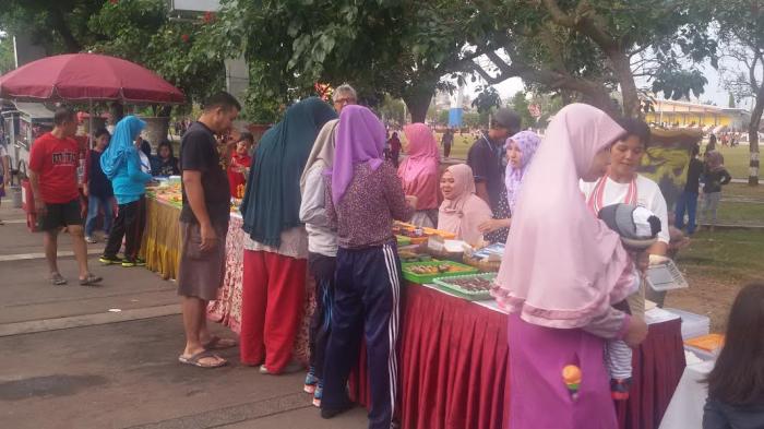 Kuliner ''Rumah Kue'' Diserbu Pengunjung Car Free Day di Taman Kota Baturaja - Sripoku.com