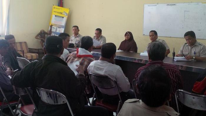 Manajemen PT Pusri Temui Pendemo - Sripoku.com Manajemen PT Pusri Temui Pendemo - Sripoku.com