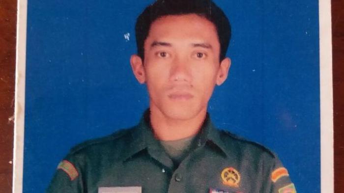 Anggota TNI Ini Jadi Pemulung (Foto) - Sripoku.com