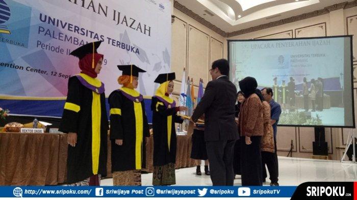 Universitas Terbuka Palembang Gelar Upacara Penyerahan Ijazah - Sripoku.com