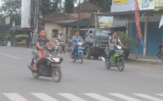 Pengendara Motor Tanpa Helm "Show" di Jalan Raya Martapura - Sripoku.com