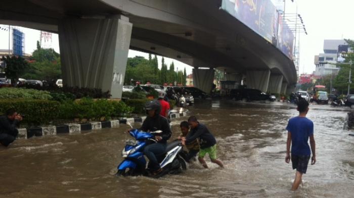 Anak-anak Bantu Dorong Pengendara Motor Lewati Jalan Banjir di Simpang Polda - Sripoku.com
