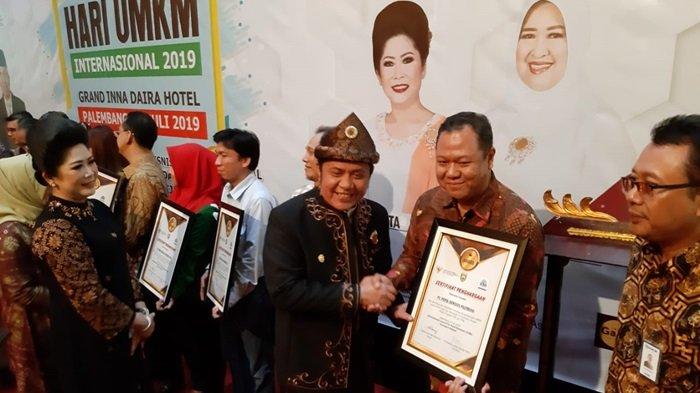 Peduli Pengembangan UMKM, PT Pusri Terima Penghargaan UMKM dan BUMN Terbaik di Sumsel - Sripoku.com