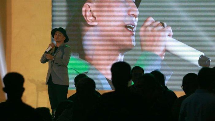 Nyanyikan Lagu Bertema Cinta, Penyanyi Anji Manji "Bius" Muda-mudi ...