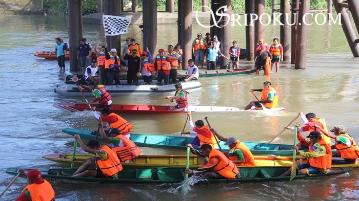 Serunya Lomba Perahu Dayung di Baturaja. Bupati Sampai Lakukan Ini ...