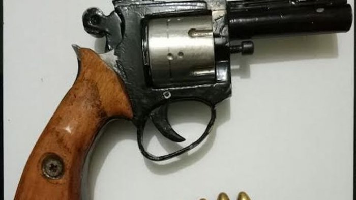 Dua Remaja Asal Lahat Sumsel Bawa Pistol Rakitan Ditangkap di Tanah ...