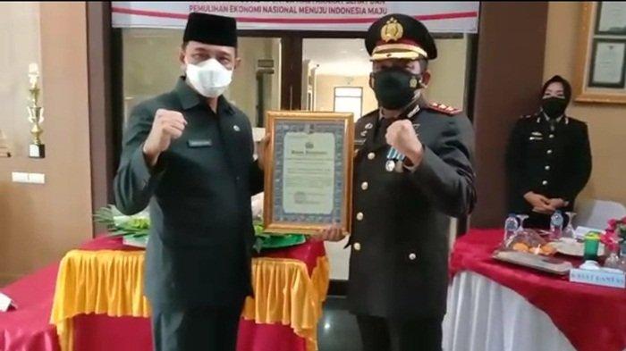 Edward Chandra Plh Bupati OKU & Hasan Dapat Penghargaan dari Kapolda ...