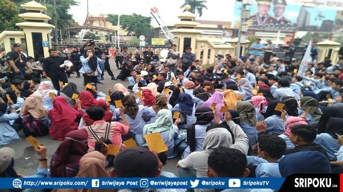 Mahasiswa UIN Palembang Berikan Kartu Kuning ke Polda Sumsel, Sebagai ...