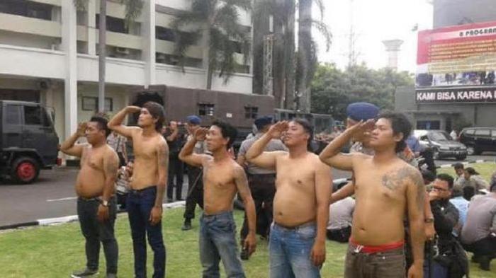 Tertangkap dalam Operasi, Preman-preman Terminal Dihukum Hormat Bendera ...