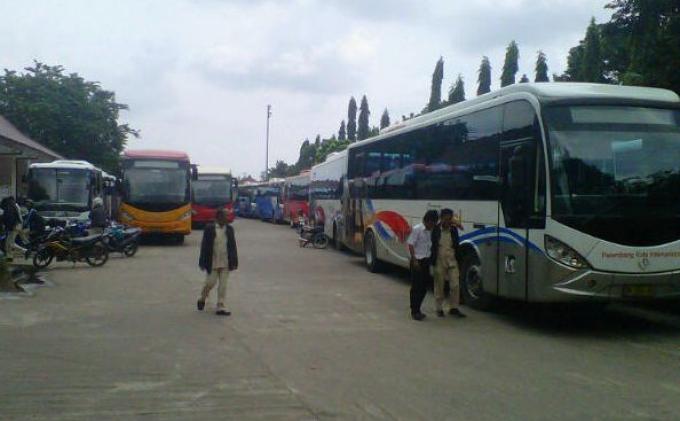Karyawan Mogok, Puluhan Bus Transmusi "Nganggur" - Sripoku.com
