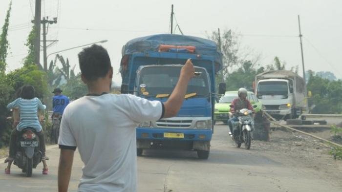Video: Adu Cekcok Sopir Truk dan Pungli, Parkir 1 Menit Dipalak Puluhan Ribu Rupiah, Begini ...