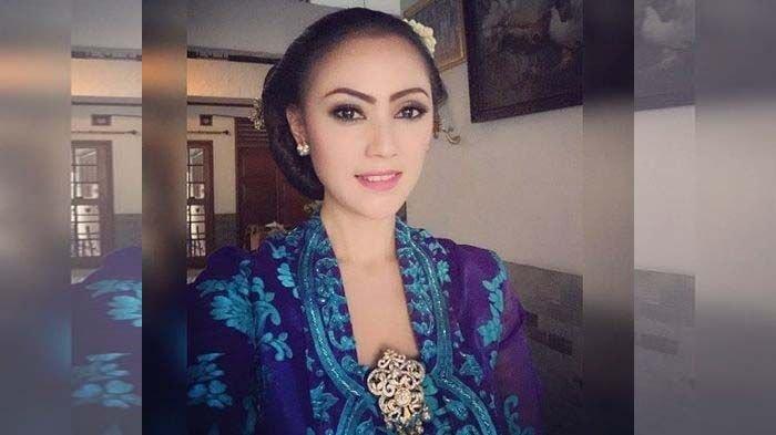 Video: Sosok GRAy Devi Lelyana Dewi, Putri Keraton Solo, Pernah Kesulitan Bertemu Ayah - Sripoku.com