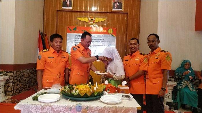 Rayakan HUT ke - 48 BASARNAS, Basarnas Palembang Potong Tumpeng dan Doa ...
