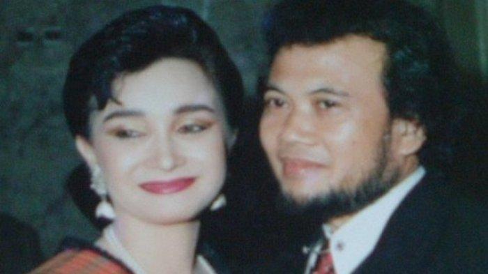 Jarang Terekspose, Ternyata Ini Sosok Istri Rhoma Irama yang Setiap ... Jarang Terekspose, Ternyata Ini Sosok Istri Rhoma Irama yang Setiap ...