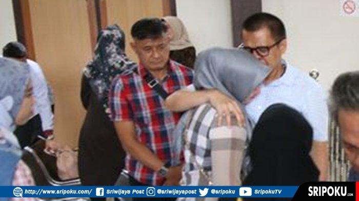 Tangis Robi Pecah saat Peluk Istrinya, Usai Dituntut Jaksa KPK dengan Hukuman Pidana 3 Tahun ...