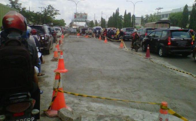 Pengecoran Badan Jalan di Areal Fly Over Jakabaring Perparah Macet ...