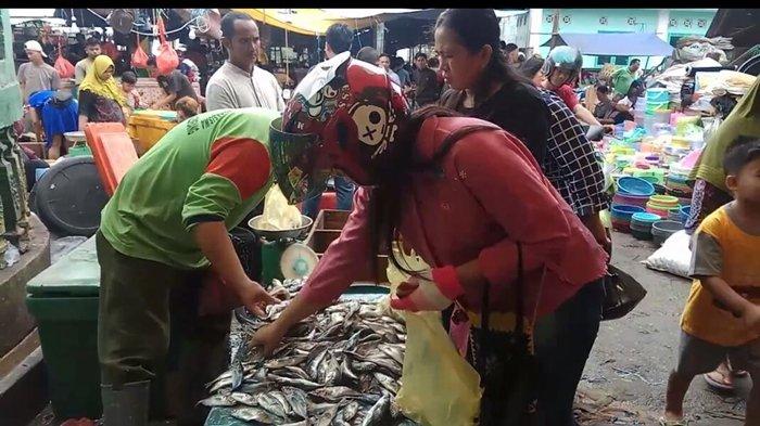Kurang Diminati, Pedagang Ikan Sarden di Pasar Induk Jakabaring Banting ...