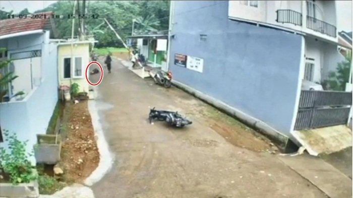 Tergeletak tak Sadarkan Diri, Aksi Heroik Satpam Hadang Pelaku Jambret ...