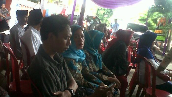 Pelayat Adik Romi Herton Baca Surat Yasin - Sripoku.com