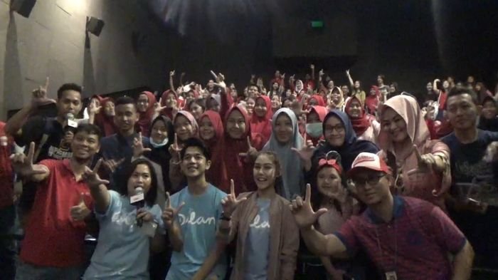 Siswi SMA Rela tak Ganti Baju Seragam Demi Film Dilan 1990 - Sripoku.com