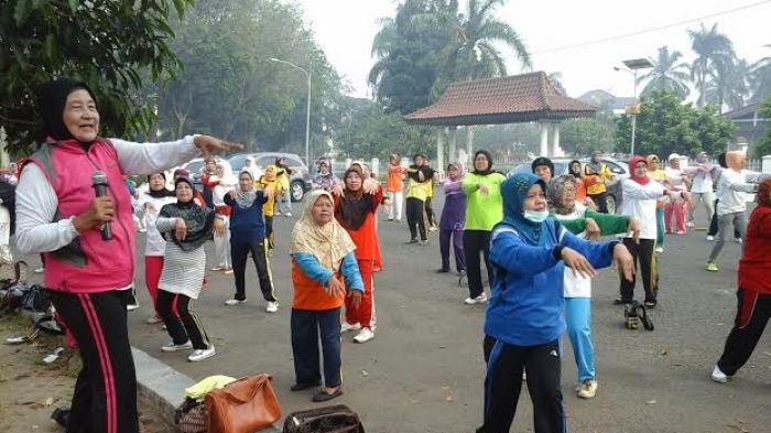 Puluhan Lansia Senam Jantung Sehat di Tengah Kabut Asap - Sripoku.com