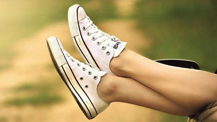 Bagaimana Cara Membersihkan Sepatu Putih yang Warnanya Sudah Menguning ...