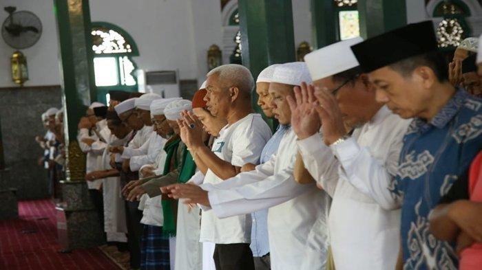 TATA Cara Lengkap Bacaan Niat Sholat Idul Fitri atau Sholat Ied, Jangan ...