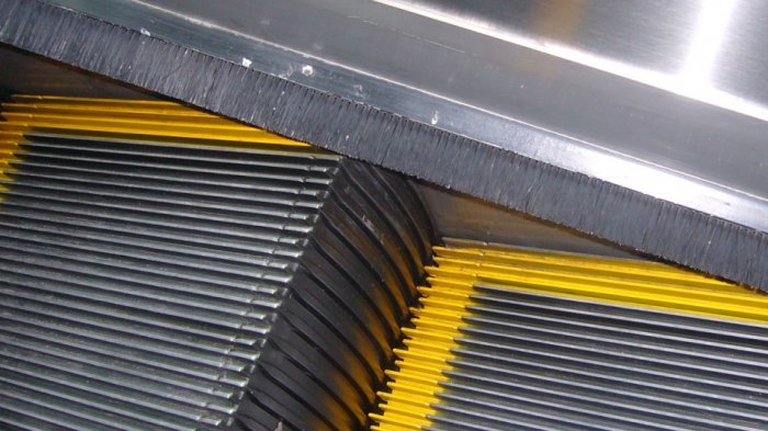 Tak Banyak yang Tahu, Ternyata Ini Fungsi Sikat yang Ada di Eskalator ...