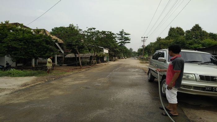 Jalan Raya Rusak dan Berdebu, Warga Harus Menyiramnya Setiap Hari ...