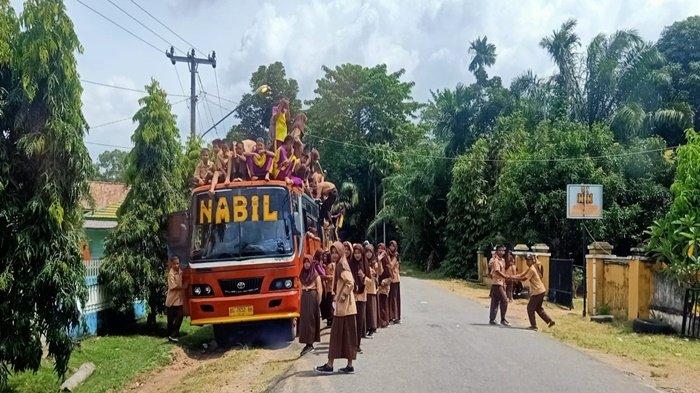 Siswa Nekat Naik Atap Mobil Demi Bisa Sekolah, Tidak Menghiraukan ...