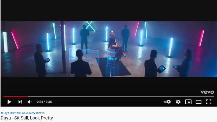 Translate Lirik Lagu Sit Still Look Pretty yang Dipopulerkan Daya ...