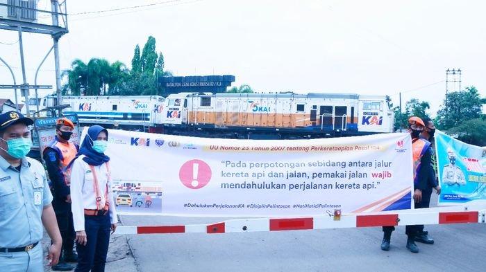Pengendara Wajib Dahulukan Kereta Api Saat Melintas di Perlintasan Sebidang - Sripoku.com