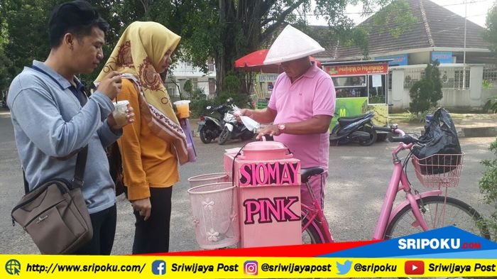 Kisah Nyata. Tak Disangka Ternyata Penjual Siomay Bernuansa Pink Ini ...