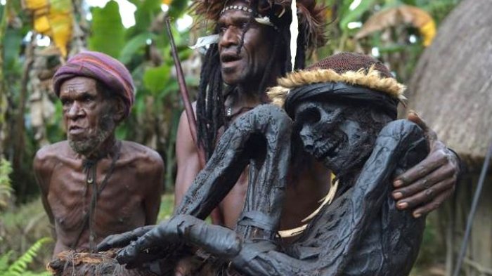 5 Fakta Kehidupan Suku Asmat Papua, Lokasinya Terpencil - Mata Uang ...