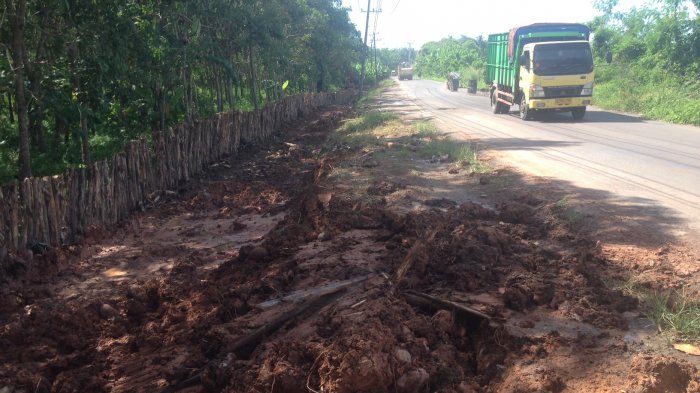 Pelebaran Jalan Akibat Longsor Mulai Dikerjakan - Sripoku.com